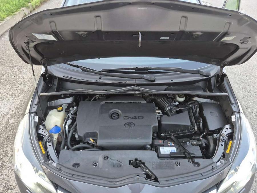 Brown Toyota Verso 2013 in Siauliai, with an engine capacity of 2.00 L and mileage of 278 thousand km for 5650 €, photo 16 on AUTOMOTO.COM.LV