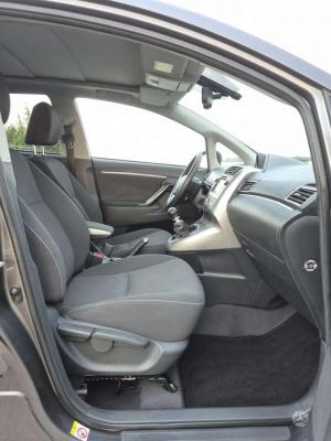 Brown Toyota Verso 2013 in Siauliai, with an engine capacity of 2.00 L and mileage of 278 thousand km for 5650 €, photo 17 on AUTOMOTO.COM.LV
