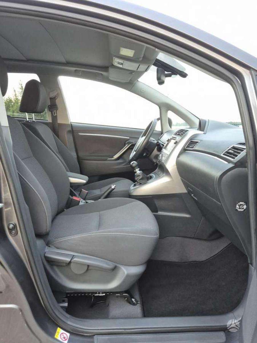 Brown Toyota Verso 2013 in Siauliai, with an engine capacity of 2.00 L and mileage of 278 thousand km for 5650 €, photo 17 on AUTOMOTO.COM.LV