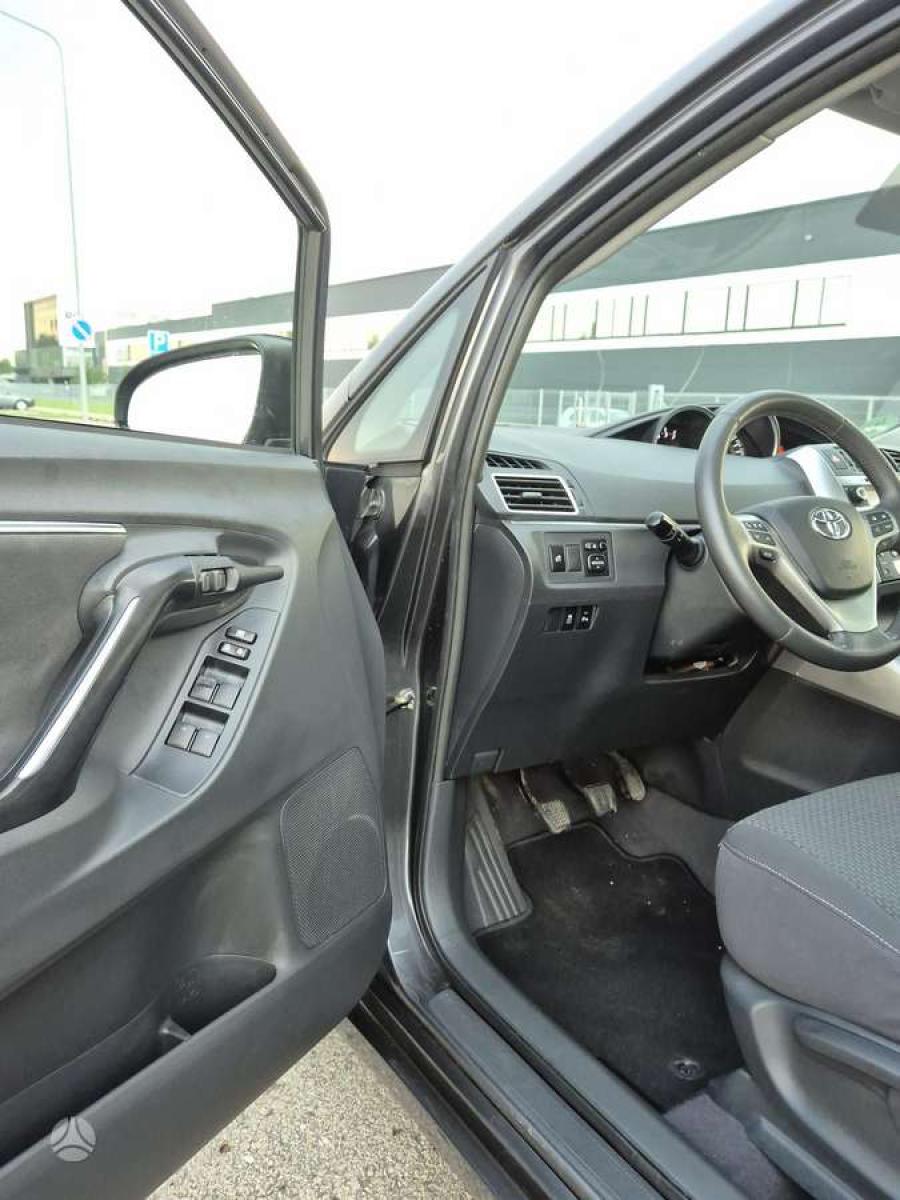Brown Toyota Verso 2013 in Siauliai, with an engine capacity of 2.00 L and mileage of 278 thousand km for 5650 €, photo 20 on AUTOMOTO.COM.LV