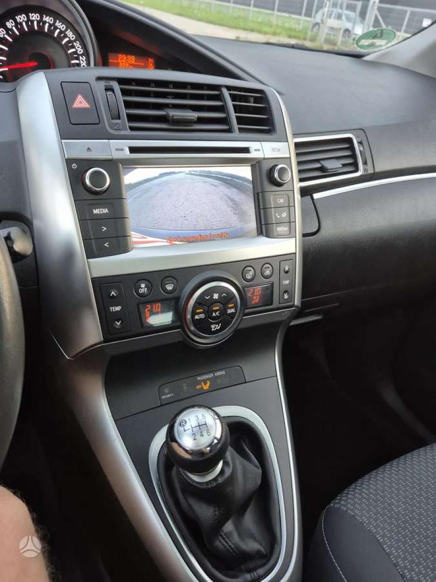 Brown Toyota Verso 2013 in Siauliai, with an engine capacity of 2.00 L and mileage of 278 thousand km for 5650 €, photo 23 on AUTOMOTO.COM.LV