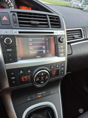Brown Toyota Verso 2013 in Siauliai, with an engine capacity of 2.00 L and mileage of 278 thousand km for 5650 €, photo 24 on AUTOMOTO.COM.LV