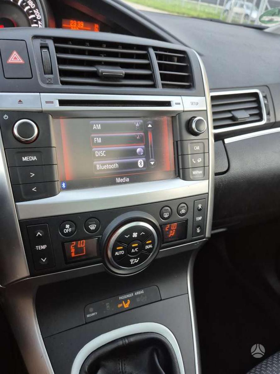 Brown Toyota Verso 2013 in Siauliai, with an engine capacity of 2.00 L and mileage of 278 thousand km for 5650 €, photo 24 on AUTOMOTO.COM.LV
