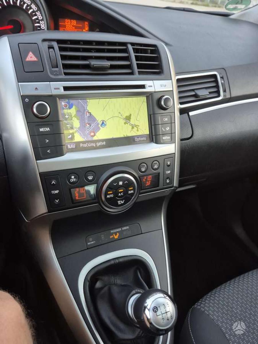 Brown Toyota Verso 2013 in Siauliai, with an engine capacity of 2.00 L and mileage of 278 thousand km for 5650 €, photo 25 on AUTOMOTO.COM.LV