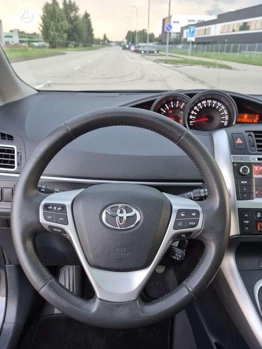 Brown Toyota Verso 2013 in Siauliai, with an engine capacity of 2.00 L and mileage of 278 thousand km for 5650 €, photo 28 on AUTOMOTO.COM.LV