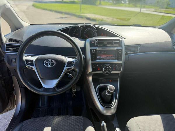 Brown Toyota Verso 2014 in Taurage, with an engine capacity of 1.60 L and mileage of 240 thousand km for 4500 €, photo 8 on AUTOMOTO.COM.LV