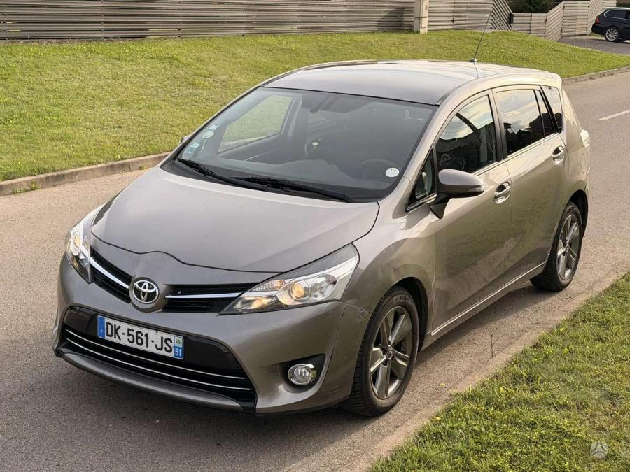 Brown Toyota Verso 2014 in Jonava, with an engine capacity of 1.60 L and mileage of 195 thousand km for 4550 €, photo 1 on AUTOMOTO.COM.LV
