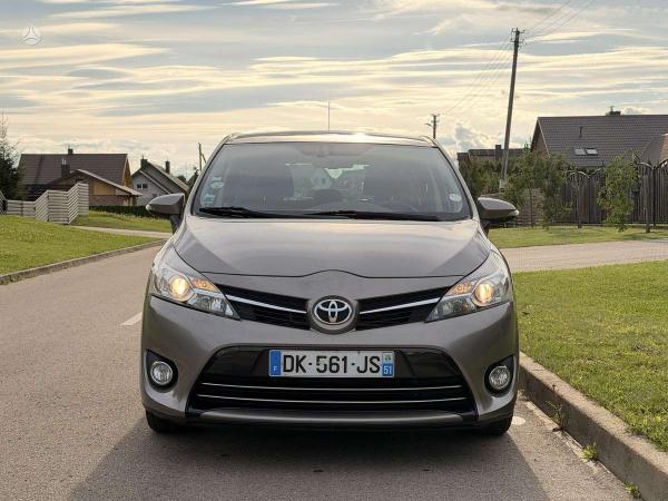 Brown Toyota Verso 2014 in Jonava, with an engine capacity of 1.60 L and mileage of 195 thousand km for 4550 €, photo 2 on AUTOMOTO.COM.LV