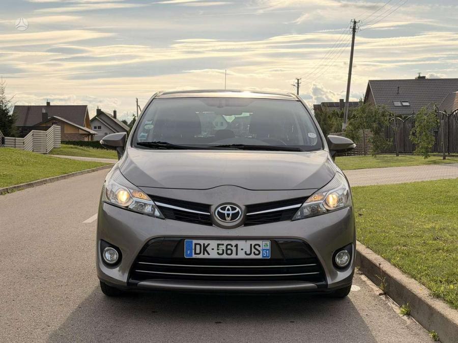 Brown Toyota Verso 2014 in Jonava, with an engine capacity of 1.60 L and mileage of 195 thousand km for 4550 €, photo 3 on AUTOMOTO.COM.LV