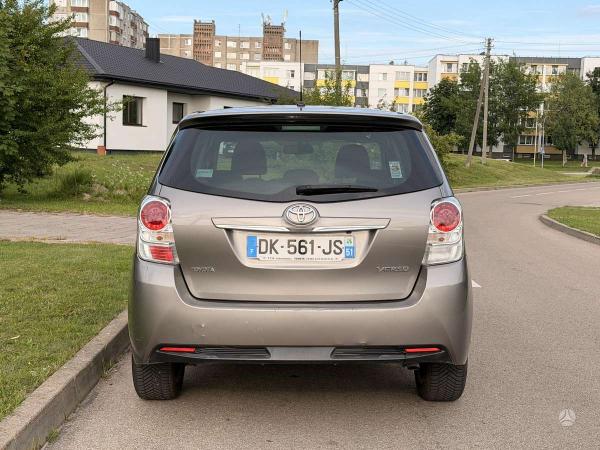 Brown Toyota Verso 2014 in Jonava, with an engine capacity of 1.60 L and mileage of 195 thousand km for 4550 €, photo 3 on AUTOMOTO.COM.LV