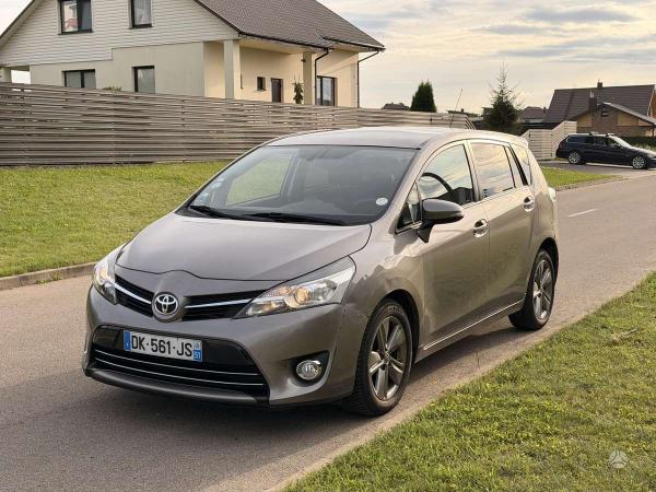 Brown Toyota Verso 2014 in Jonava, with an engine capacity of 1.60 L and mileage of 195 thousand km for 4550 €, photo 5 on AUTOMOTO.COM.LV