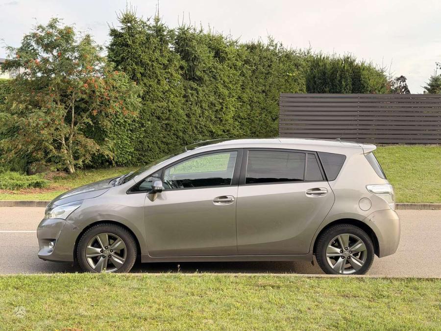 Brown Toyota Verso 2014 in Jonava, with an engine capacity of 1.60 L and mileage of 195 thousand km for 4550 €, photo 7 on AUTOMOTO.COM.LV