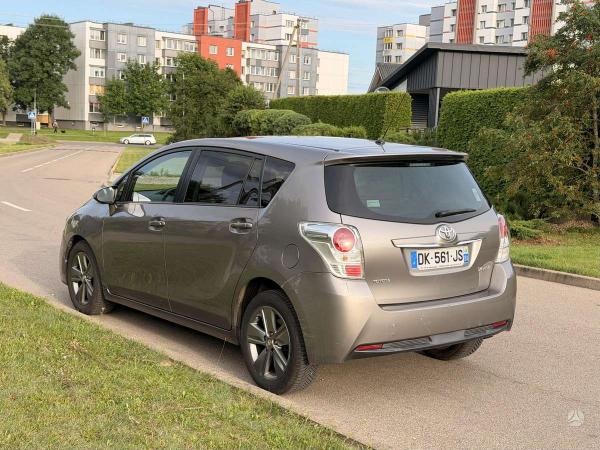 Brown Toyota Verso 2014 in Jonava, with an engine capacity of 1.60 L and mileage of 195 thousand km for 4550 €, photo 7 on AUTOMOTO.COM.LV