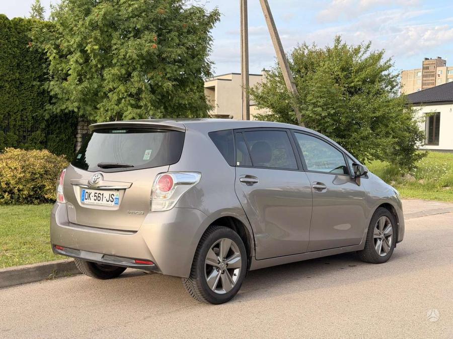 Brown Toyota Verso 2014 in Jonava, with an engine capacity of 1.60 L and mileage of 195 thousand km for 4550 €, photo 9 on AUTOMOTO.COM.LV