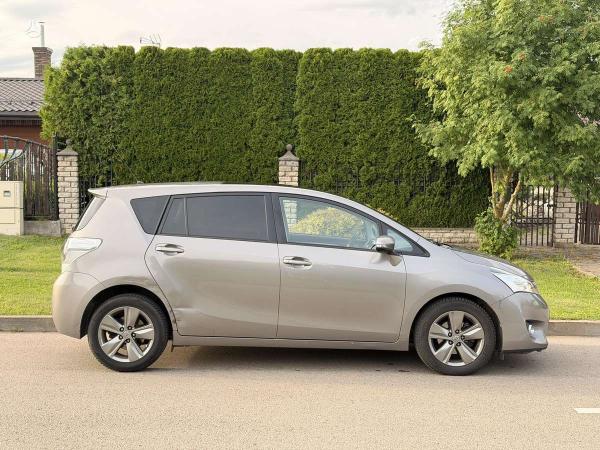 Brown Toyota Verso 2014 in Jonava, with an engine capacity of 1.60 L and mileage of 195 thousand km for 4550 €, photo 9 on AUTOMOTO.COM.LV