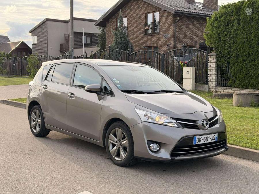 Brown Toyota Verso 2014 in Jonava, with an engine capacity of 1.60 L and mileage of 195 thousand km for 4550 €, photo 11 on AUTOMOTO.COM.LV