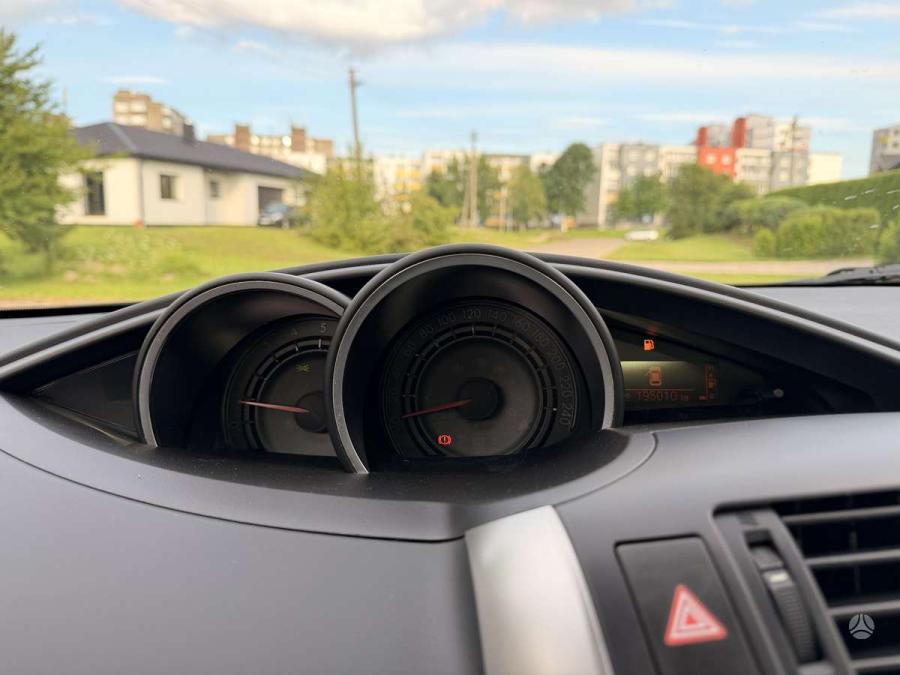 Brown Toyota Verso 2014 in Jonava, with an engine capacity of 1.60 L and mileage of 195 thousand km for 4550 €, photo 17 on AUTOMOTO.COM.LV
