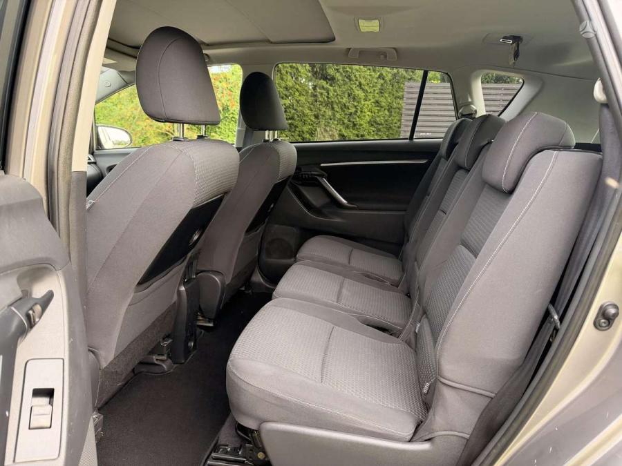 Brown Toyota Verso 2014 in Jonava, with an engine capacity of 1.60 L and mileage of 195 thousand km for 4550 €, photo 18 on AUTOMOTO.COM.LV