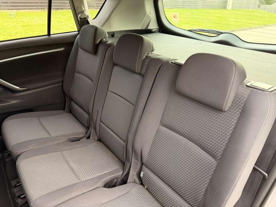 Brown Toyota Verso 2014 in Jonava, with an engine capacity of 1.60 L and mileage of 195 thousand km for 4550 €, photo 19 on AUTOMOTO.COM.LV