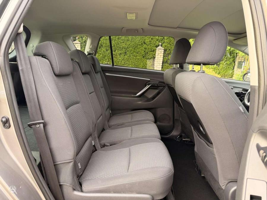Brown Toyota Verso 2014 in Jonava, with an engine capacity of 1.60 L and mileage of 195 thousand km for 4550 €, photo 20 on AUTOMOTO.COM.LV