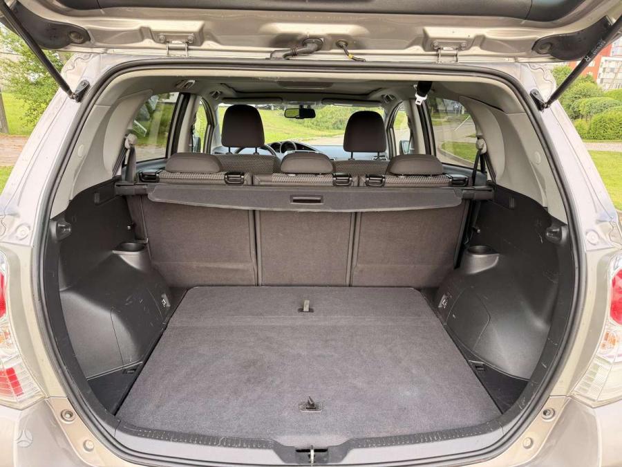 Brown Toyota Verso 2014 in Jonava, with an engine capacity of 1.60 L and mileage of 195 thousand km for 4550 €, photo 22 on AUTOMOTO.COM.LV