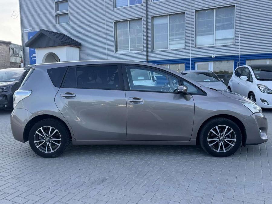 Brūns Toyota Verso 2015 Tauragė, ar dzinēja tilpumu 1.60 L un nobraukumu 248 tūkst. km par 5500 €, foto 5 vietnē AUTOMOTO.COM.LV