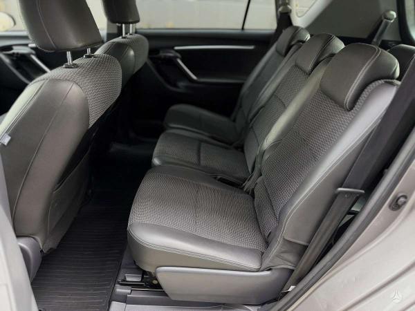 Brown Toyota Verso 2015 in Vilnius, with an engine capacity of 1.60 L and mileage of 257 thousand km for 4900 €, photo 8 on AUTOMOTO.COM.LV