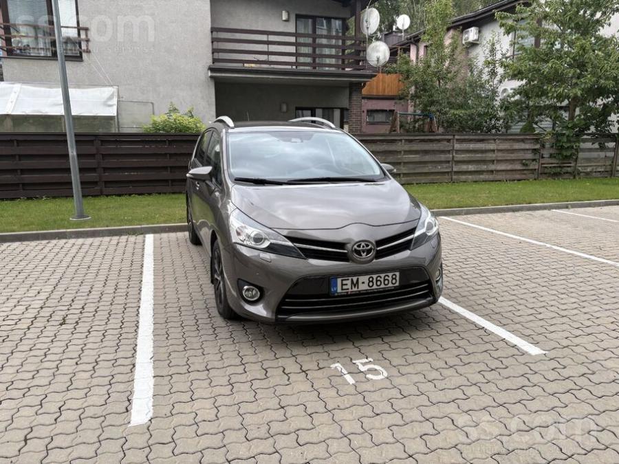 Brown Toyota Verso 2017 in Riga, with an engine capacity of 1.80 L and mileage of 138 thousand km for 12200 €, photo 1 on AUTOMOTO.COM.LV