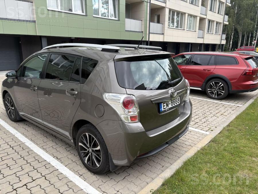 Brown Toyota Verso 2017 in Riga, with an engine capacity of 1.80 L and mileage of 138 thousand km for 12200 €, photo 5 on AUTOMOTO.COM.LV