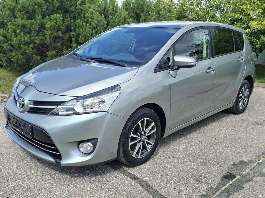 Green Toyota Verso 2013 in Ukmerge, with an engine capacity of 2.00 L and mileage of 232 thousand km for 5950 €, photo 1 on AUTOMOTO.COM.LV