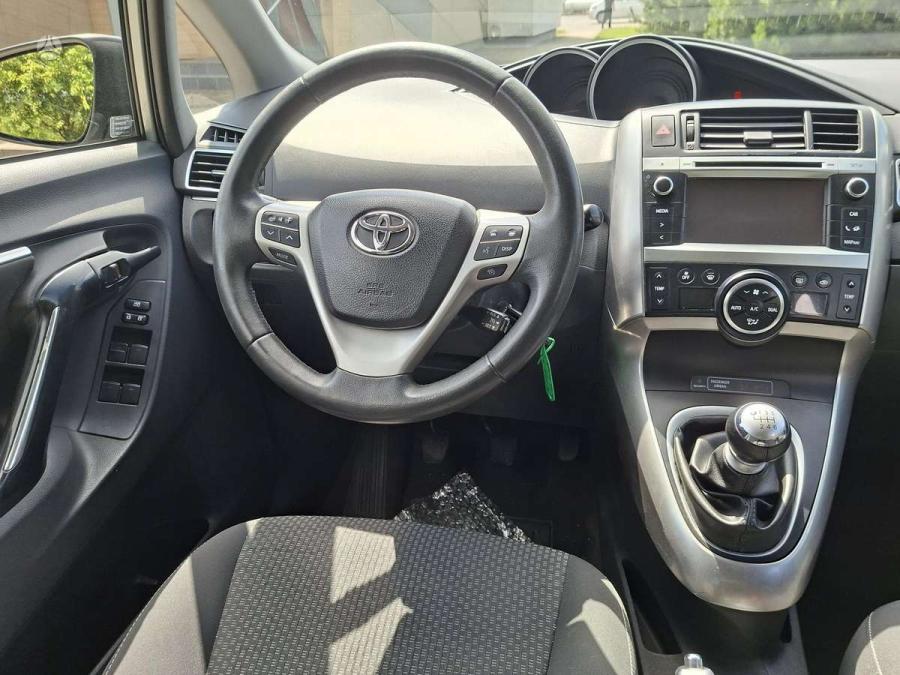 Green Toyota Verso 2013 in Ukmerge, with an engine capacity of 2.00 L and mileage of 232 thousand km for 5950 €, photo 8 on AUTOMOTO.COM.LV