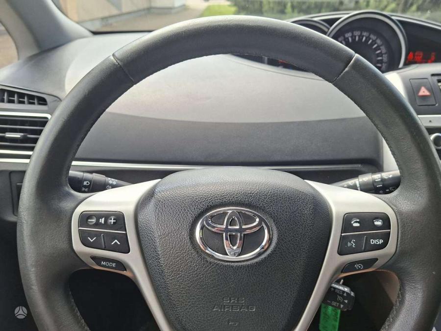 Green Toyota Verso 2013 in Ukmerge, with an engine capacity of 2.00 L and mileage of 232 thousand km for 5950 €, photo 9 on AUTOMOTO.COM.LV