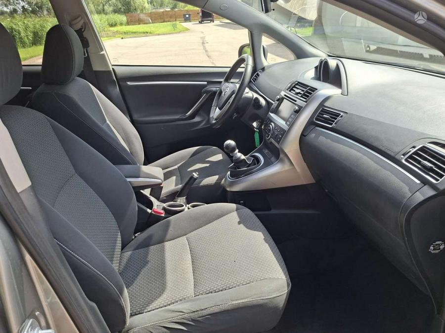 Green Toyota Verso 2013 in Ukmerge, with an engine capacity of 2.00 L and mileage of 232 thousand km for 5950 €, photo 15 on AUTOMOTO.COM.LV