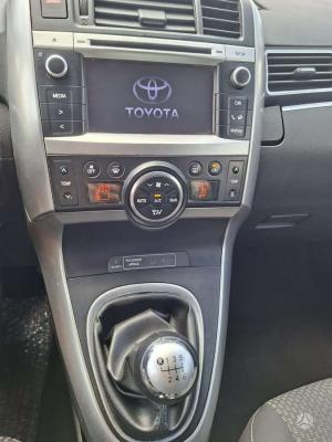 Green Toyota Verso 2013 in Ukmerge, with an engine capacity of 2.00 L and mileage of 233 thousand km for 5750 €, photo 8 on AUTOMOTO.COM.LV