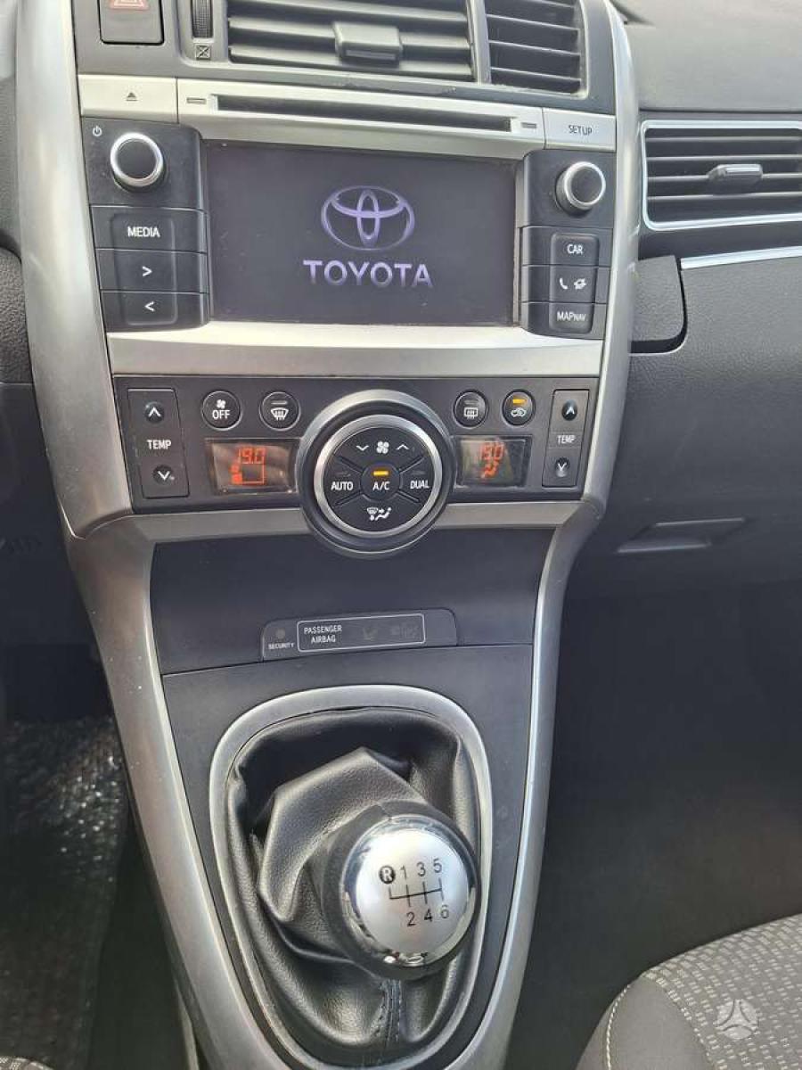 Green Toyota Verso 2013 in Ukmerge, with an engine capacity of 2.00 L and mileage of 233 thousand km for 5750 €, photo 8 on AUTOMOTO.COM.LV