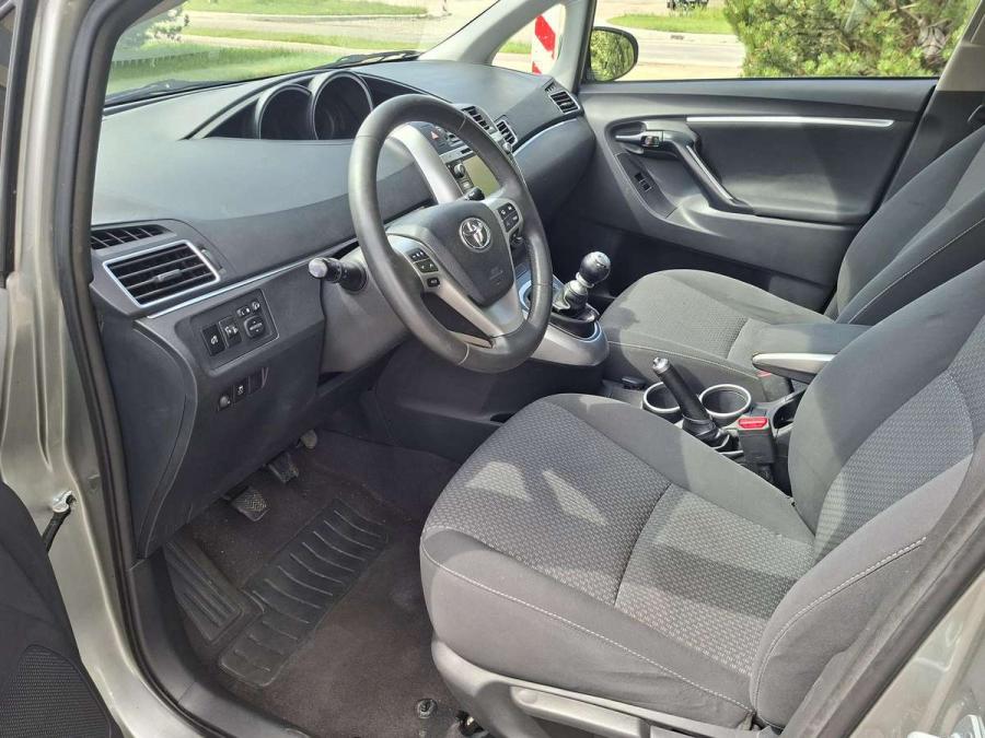 Green Toyota Verso 2013 in Ukmerge, with an engine capacity of 2.00 L and mileage of 233 thousand km for 5750 €, photo 14 on AUTOMOTO.COM.LV