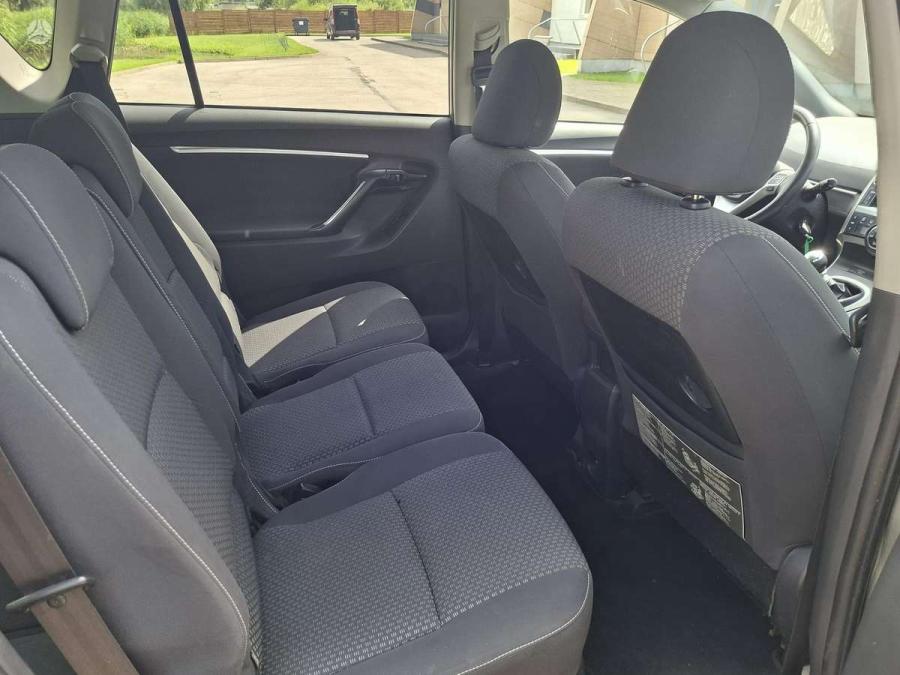Green Toyota Verso 2013 in Ukmerge, with an engine capacity of 2.00 L and mileage of 233 thousand km for 5750 €, photo 15 on AUTOMOTO.COM.LV