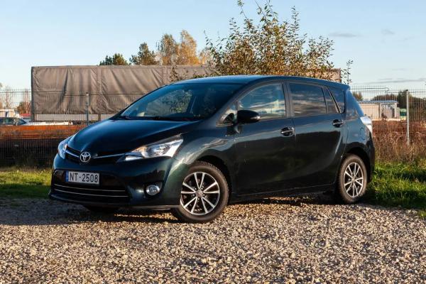 Green Toyota Verso 2014 in Riga, with an engine capacity of 1.60 L and mileage of 192 thousand km for 6500 €, photo 3 on AUTOMOTO.COM.LV