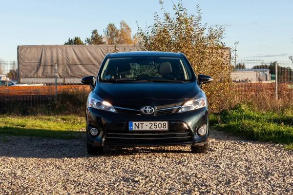 Green Toyota Verso 2014 in Riga, with an engine capacity of 1.60 L and mileage of 192 thousand km for 6500 €, photo 8 on AUTOMOTO.COM.LV