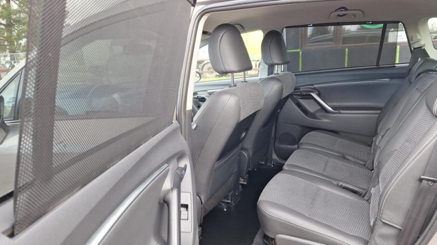 Grey Toyota Verso 2009 in Riga, with an engine capacity of 2.00 L and mileage of 220 thousand km for 6900 €, photo 4 on AUTOMOTO.COM.LV