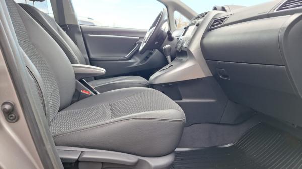 Grey Toyota Verso 2009 in Riga, with an engine capacity of 2.00 L and mileage of 220 thousand km for 6900 €, photo 4 on AUTOMOTO.COM.LV