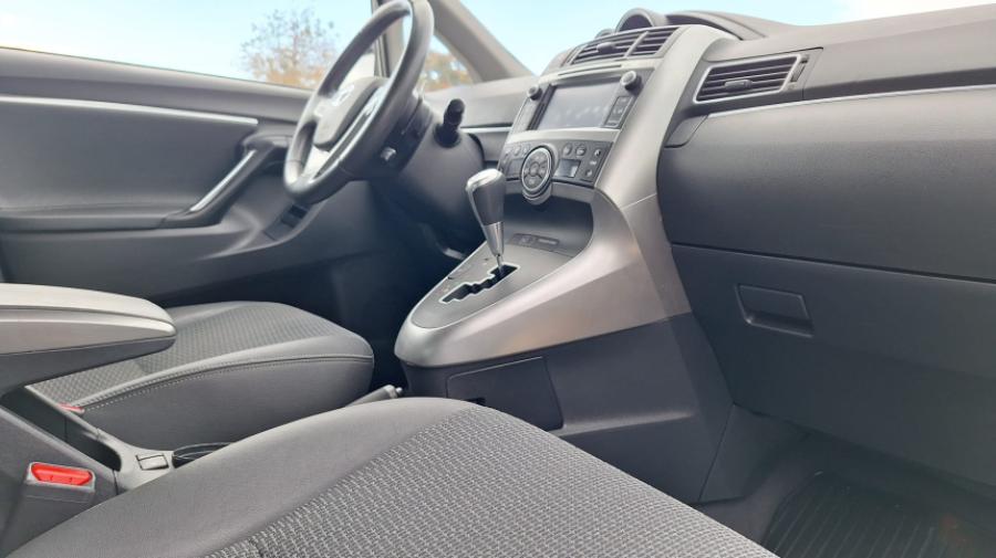 Grey Toyota Verso 2009 in Riga, with an engine capacity of 2.00 L and mileage of 220 thousand km for 6900 €, photo 6 on AUTOMOTO.COM.LV