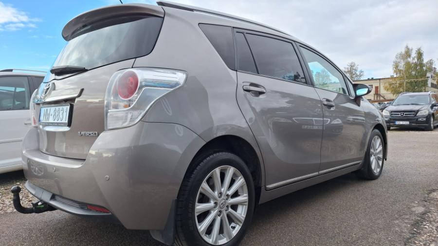 Grey Toyota Verso 2009 in Riga, with an engine capacity of 2.00 L and mileage of 220 thousand km for 6900 €, photo 11 on AUTOMOTO.COM.LV