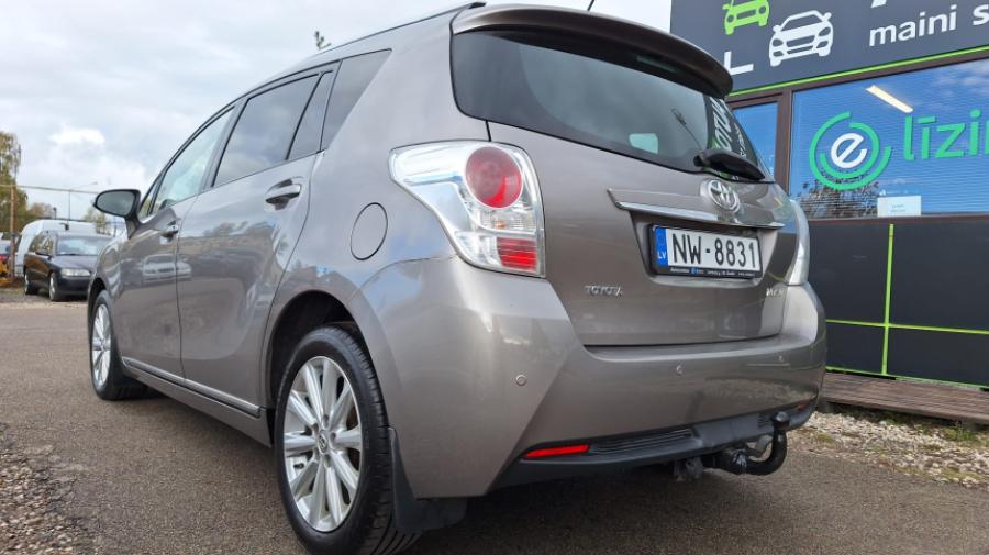 Grey Toyota Verso 2009 in Riga, with an engine capacity of 2.00 L and mileage of 220 thousand km for 6900 €, photo 12 on AUTOMOTO.COM.LV