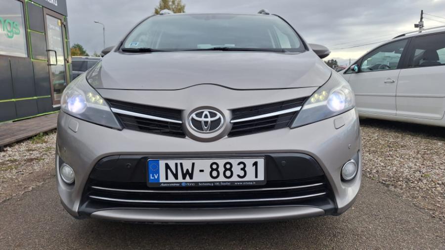Grey Toyota Verso 2009 in Riga, with an engine capacity of 2.00 L and mileage of 220 thousand km for 6900 €, photo 15 on AUTOMOTO.COM.LV