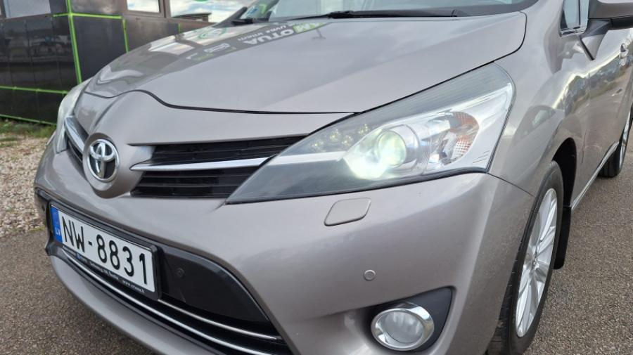 Grey Toyota Verso 2009 in Riga, with an engine capacity of 2.00 L and mileage of 220 thousand km for 6900 €, photo 16 on AUTOMOTO.COM.LV