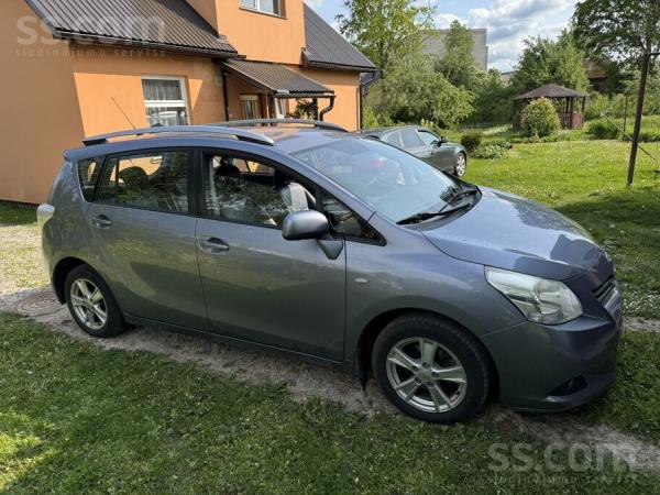 Grey Toyota Verso 2010 in Tukums, with an engine capacity of 2.00 L and mileage of 261 thousand km for 5300 €, photo 1 on AUTOMOTO.COM.LV
