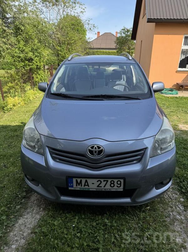 Grey Toyota Verso 2010 in Tukums, with an engine capacity of 2.00 L and mileage of 261 thousand km for 5300 €, photo 2 on AUTOMOTO.COM.LV