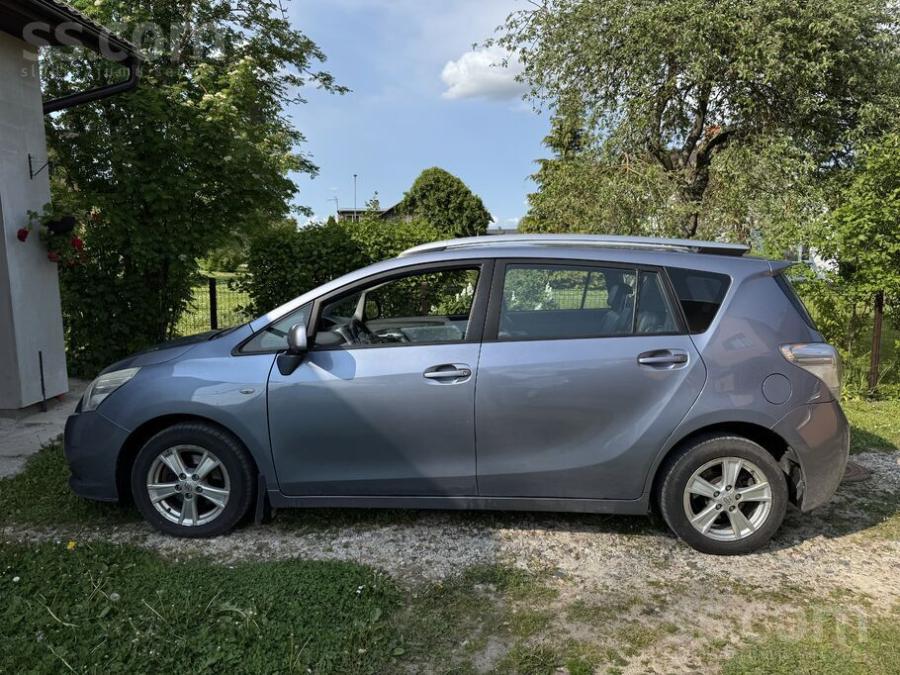 Grey Toyota Verso 2010 in Tukums, with an engine capacity of 2.00 L and mileage of 261 thousand km for 5300 €, photo 3 on AUTOMOTO.COM.LV