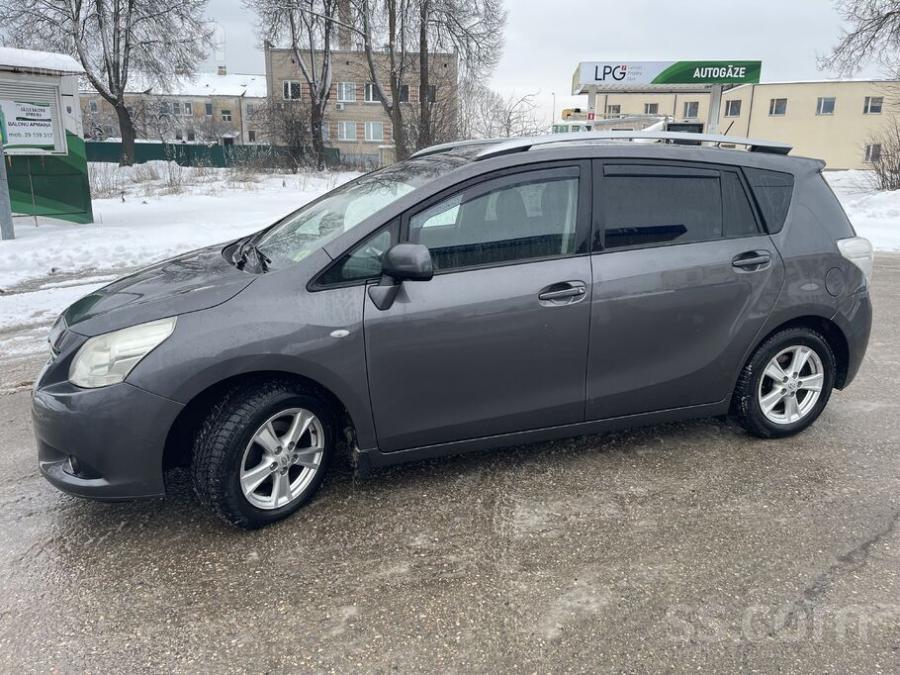Pelēks Toyota Verso 2010 Daugavpils, ar dzinēja tilpumu 2.00 L un nobraukumu 248 tūkst. km par 4600 €, foto 1 vietnē AUTOMOTO.COM.LV